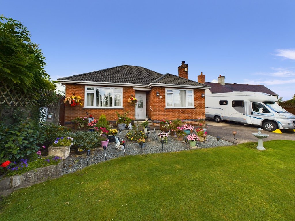 2 Bedroom Bungalow in Mansfield Road, Selston, NG16 6ED, £310,000 ...